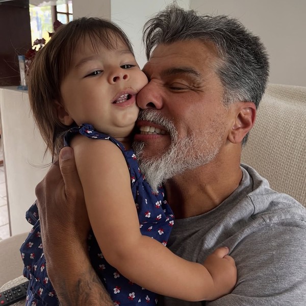 Maurício Mattar divide fotos raras com a filha e as netas que vivem nos ...