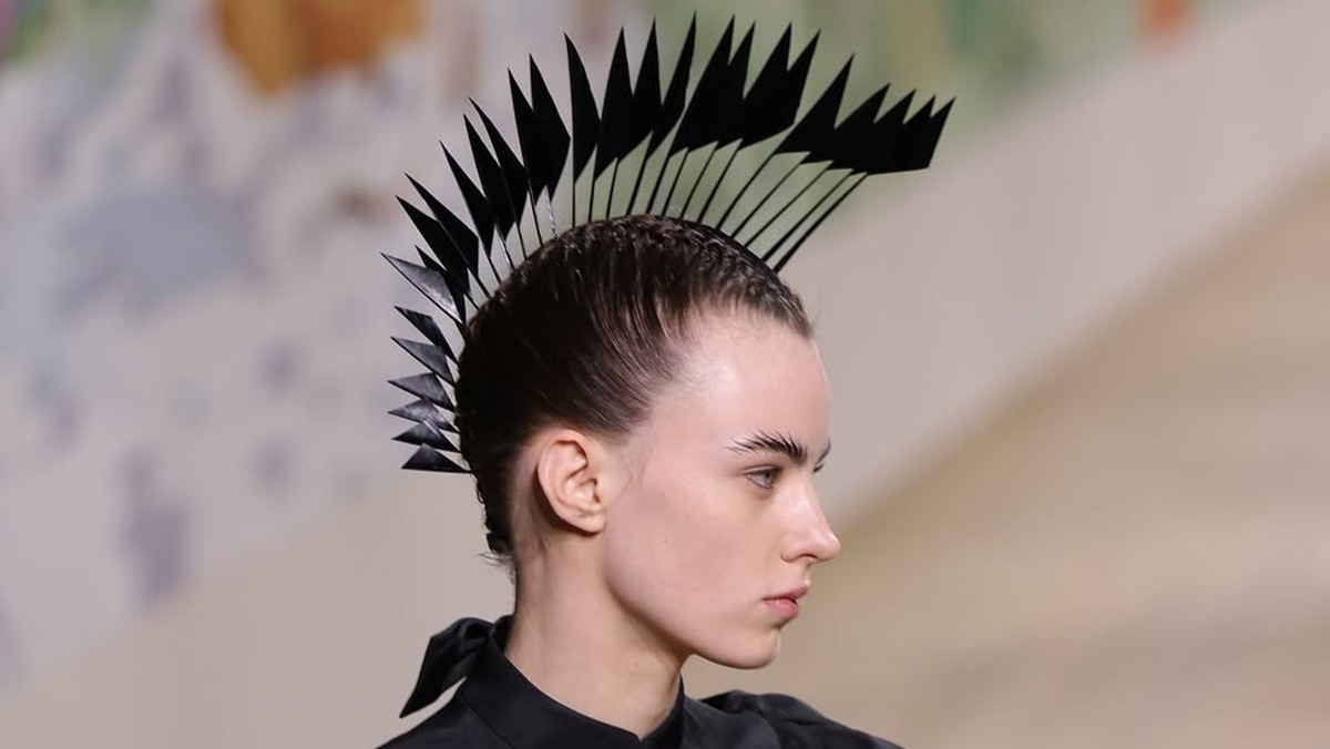 Moicano floral e o punk romântico nos cabelos da Dior alta-costura