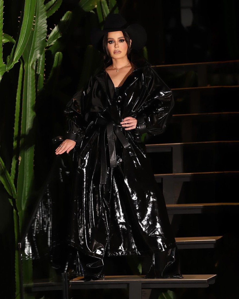 Maraisa mostra look de vinil com bota de cano alto e fãs elogiam ...