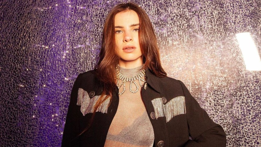 Giulia Be usa look cheio de referência aos anos 2000 e bolsa vintage de ...