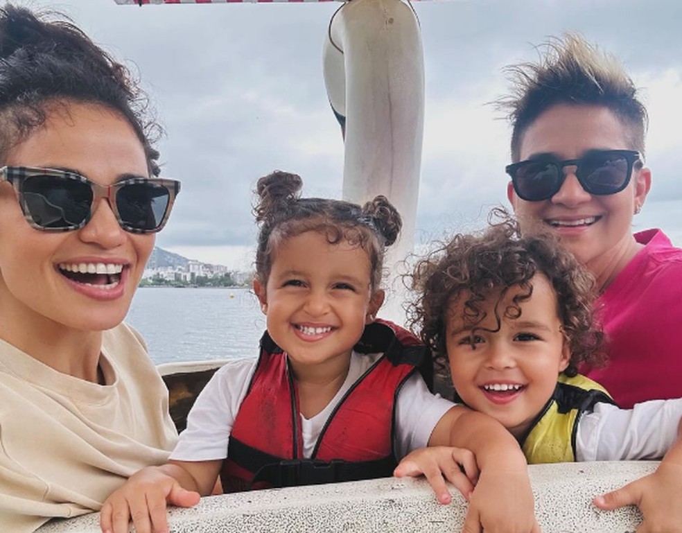 Gêmeas de Nanda Costa e Lan Lahn surgem de pés no chão em vídeo e fãs ...