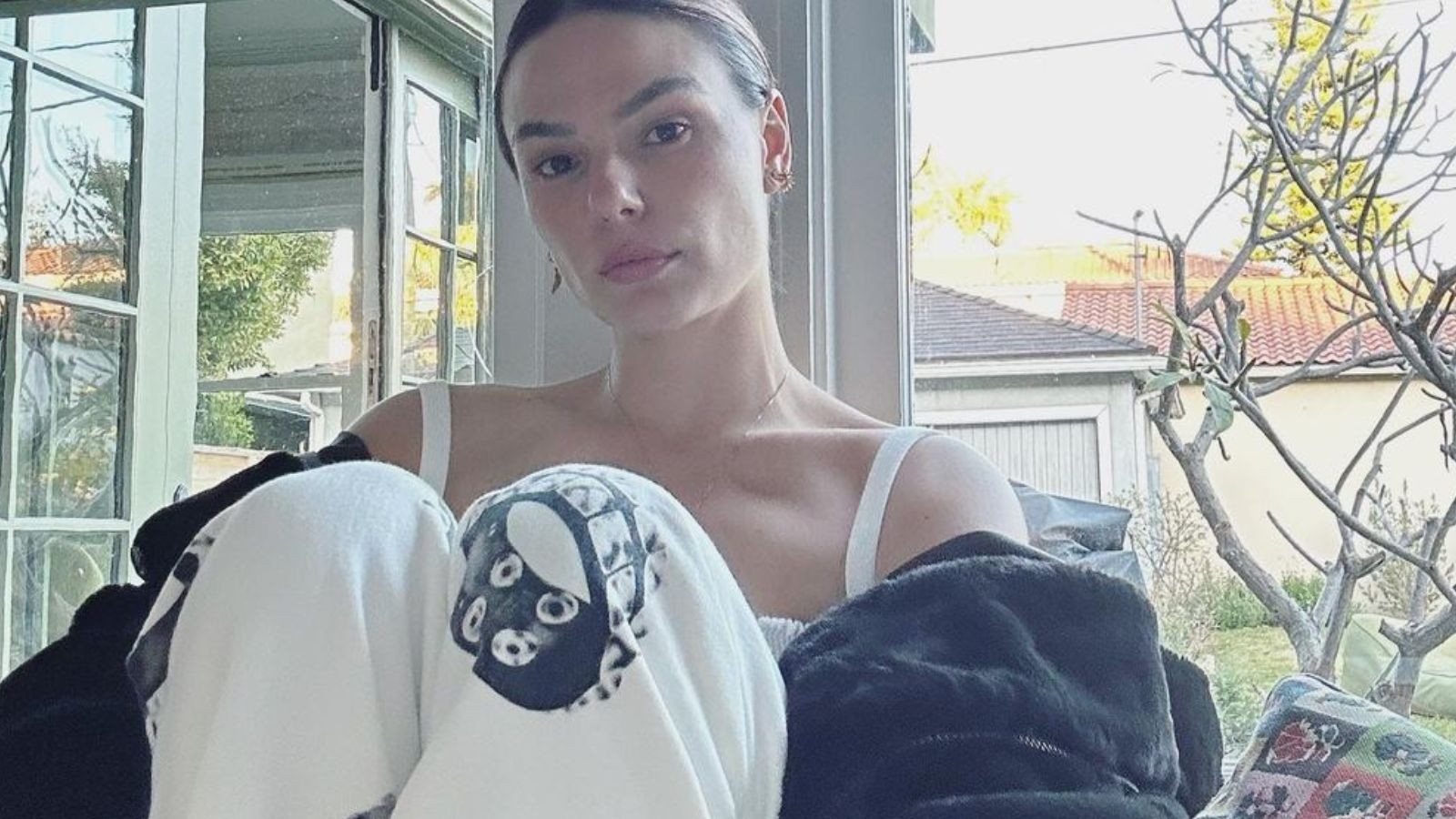 Isis Valverde abre álbum de fotos na Califórnia e posa com o filho, Rael