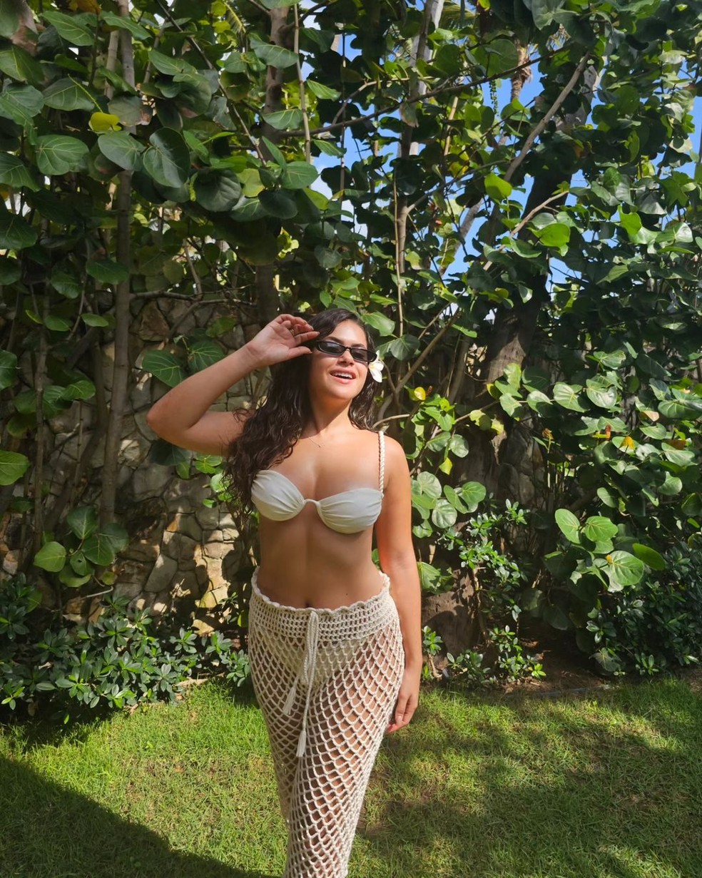 Maísa Silva aposta em saída de praia transparente e arranca elogios: 'Musa'