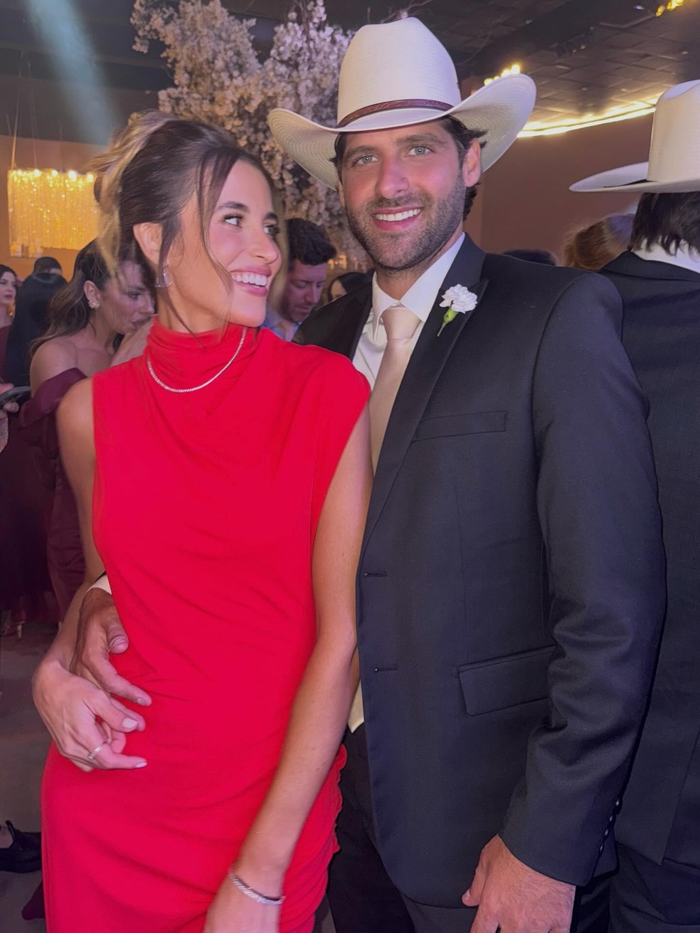 Ao lado do filho com Lucas Lucco, Lorena Carvalho se declara ao noivo ...