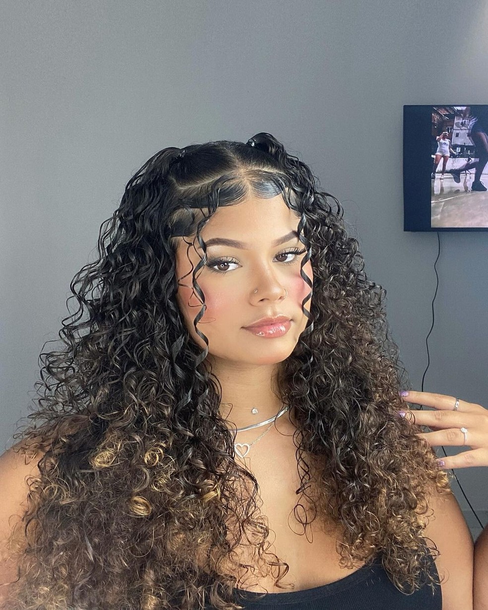 15 penteados para cabelos cacheados longos que fazem sucesso