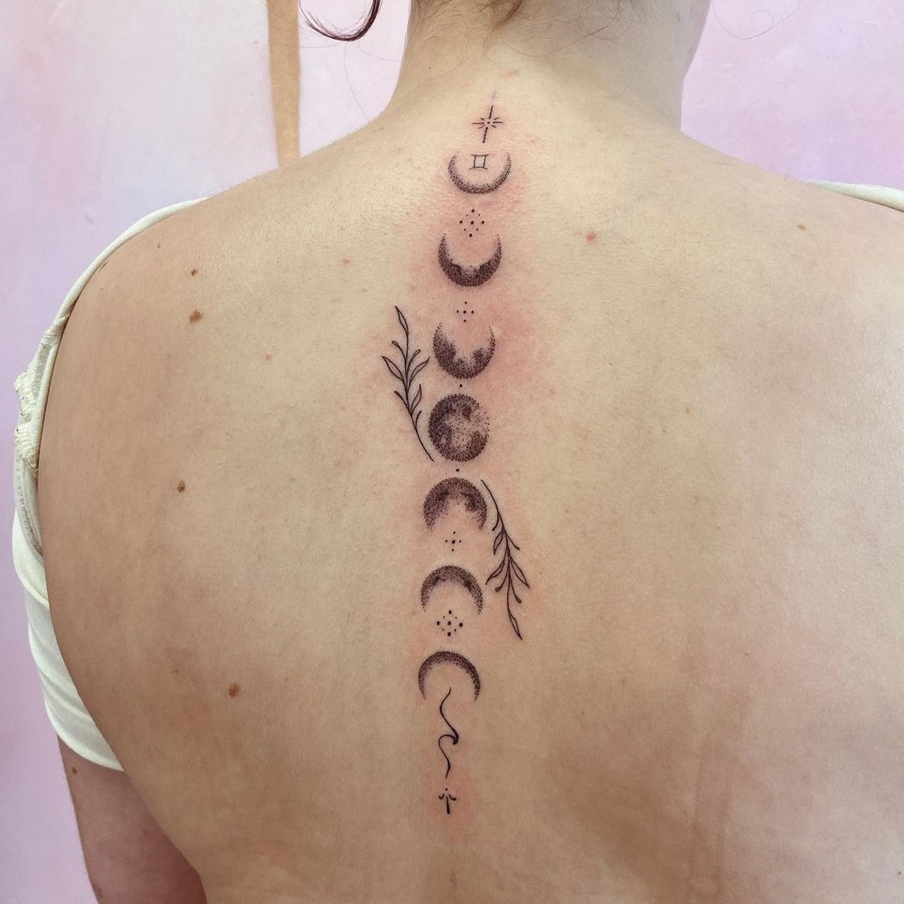 Tatuagem feminina nas costas com as fases da lua: inspire-se no poder do ciclo lunar