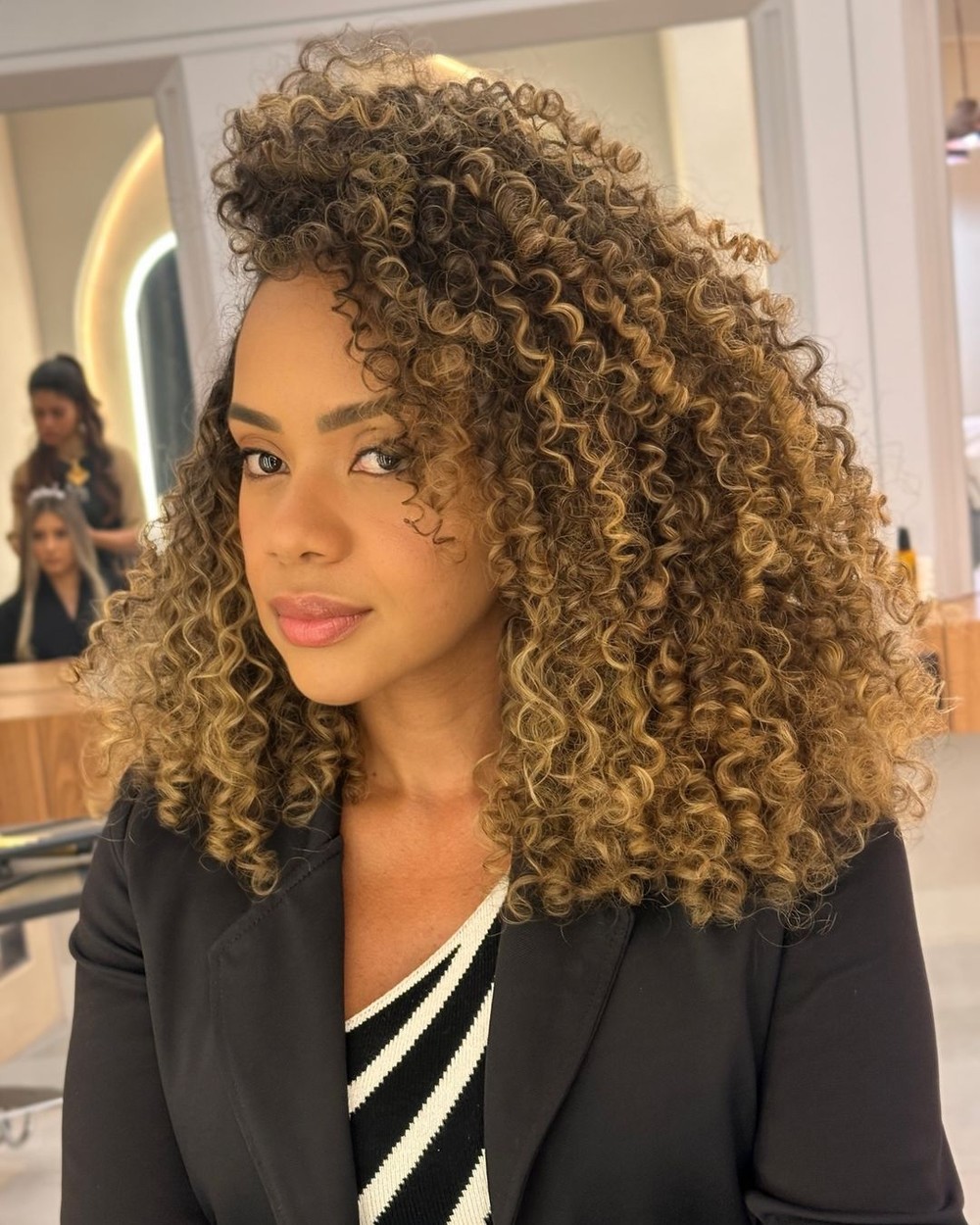18 inspirações de mechas loiras em cabelos crespos e como cuidar dos ...