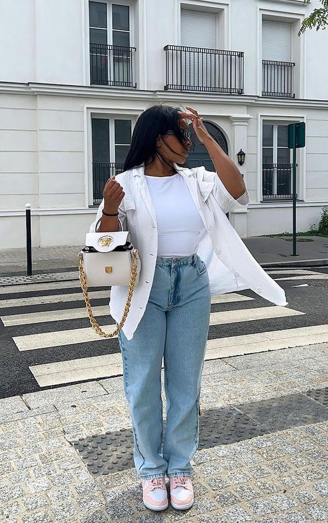 Look com calça mom: Como usar esse clássico dos anos 90 no seu dia a dia