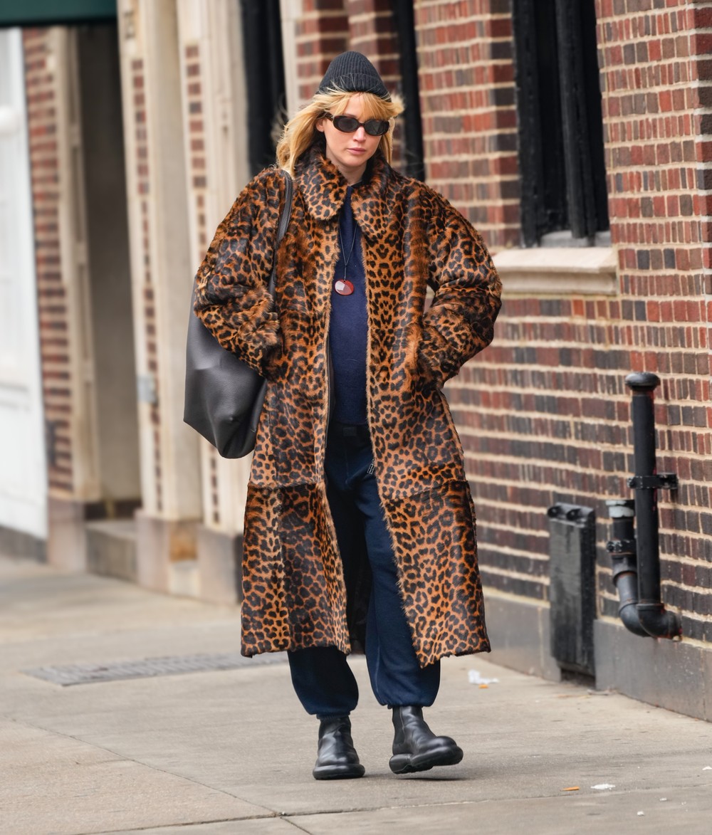 Jennifer Lawrence prova que looks básicos podem ser cheios de estilo