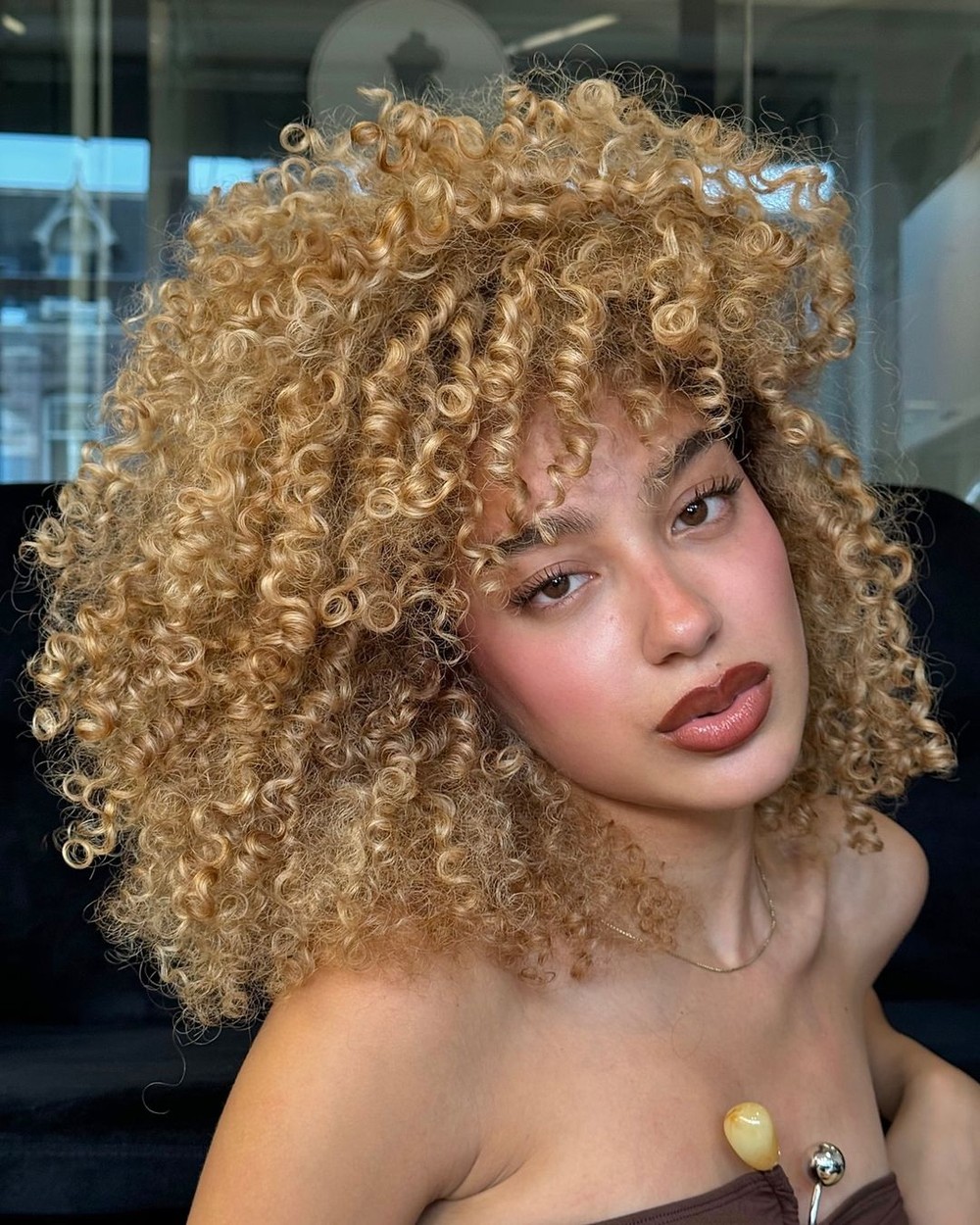 18 inspirações de mechas loiras em cabelos crespos e como cuidar dos ...