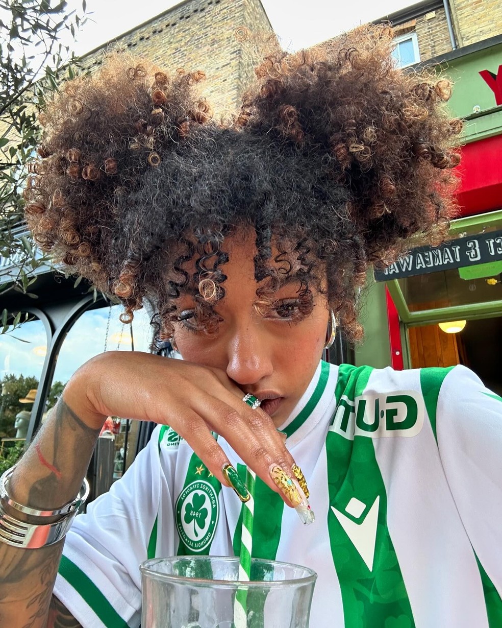 8 penteados fáceis e rápidos para cabelos cacheados