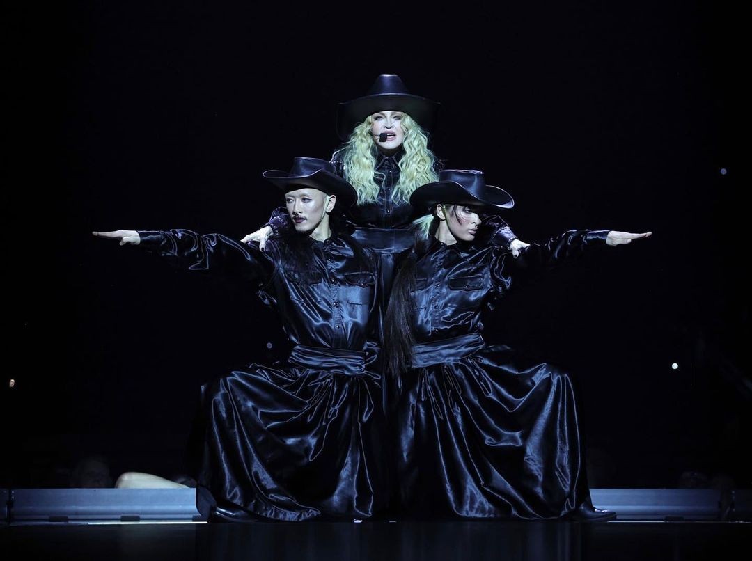 Quem é bailarina trans que Madonna beijou em show histórico em Copacabana