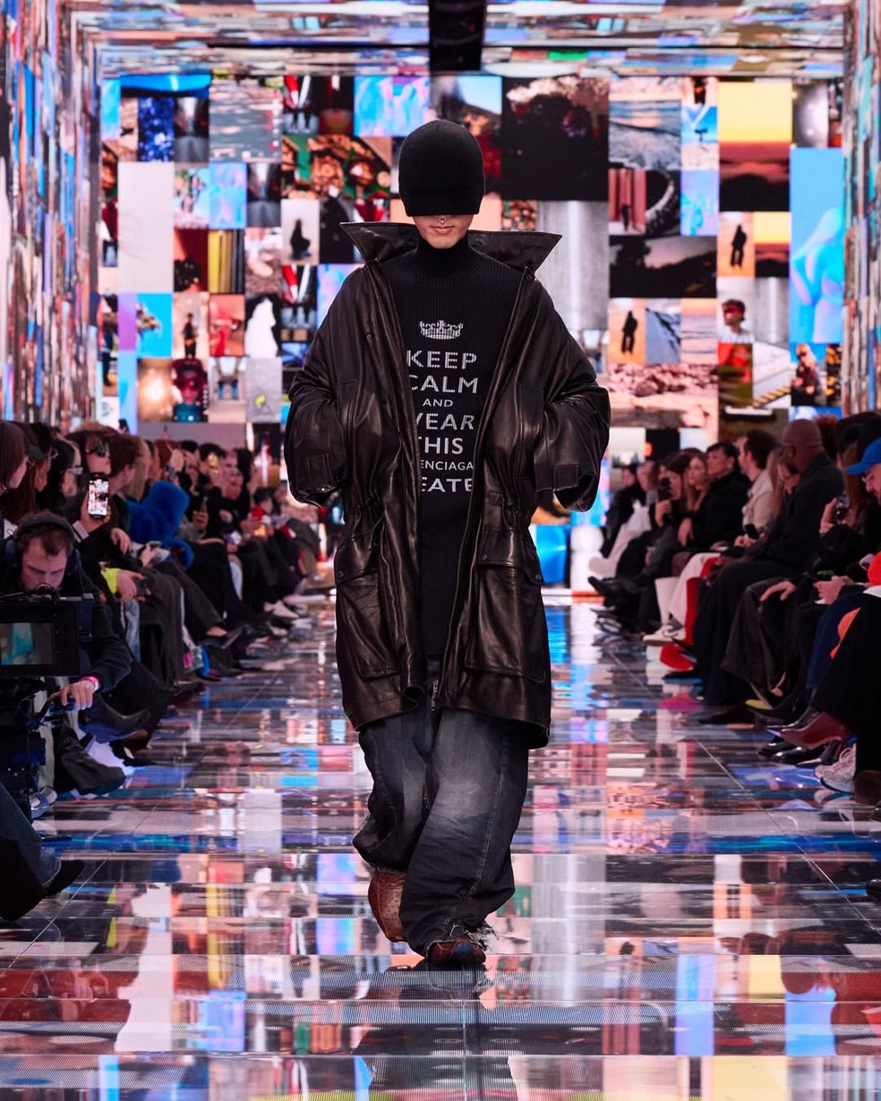 Balenciaga leva Isabeli Fontana, vestido feito de sutiã e blusa 'Keep Calm' a Paris