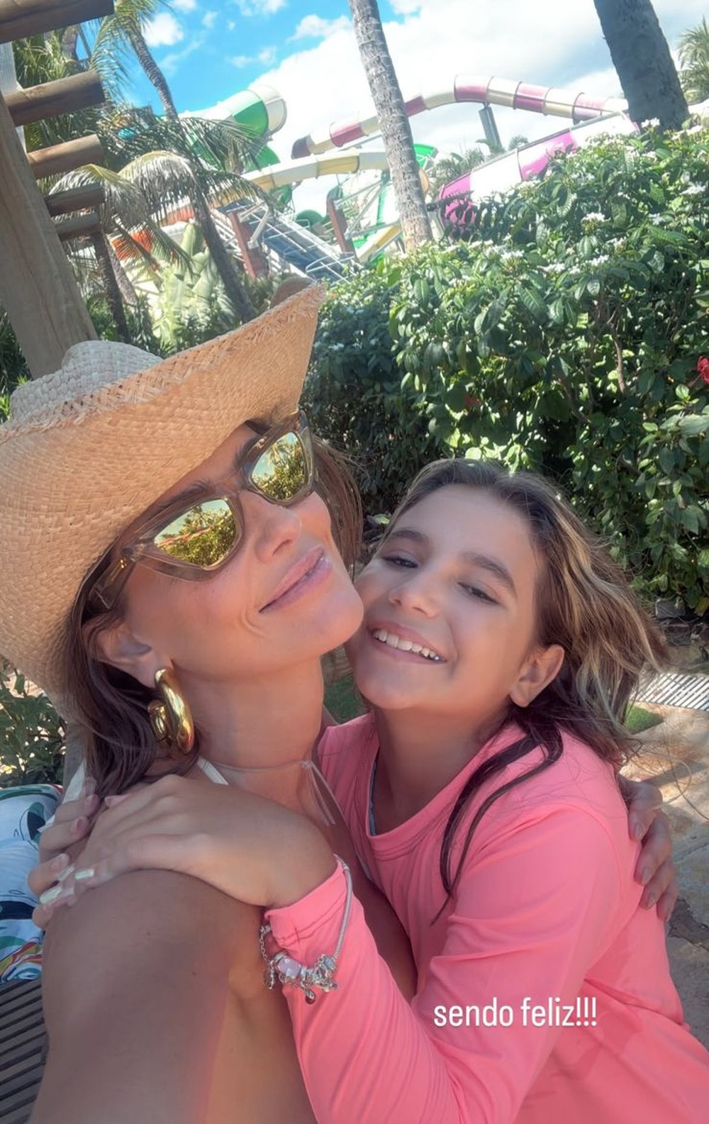 Deborah Secco posa com biquíni branco ao renovar o bronzeado no Ceará: 'Sendo feliz'