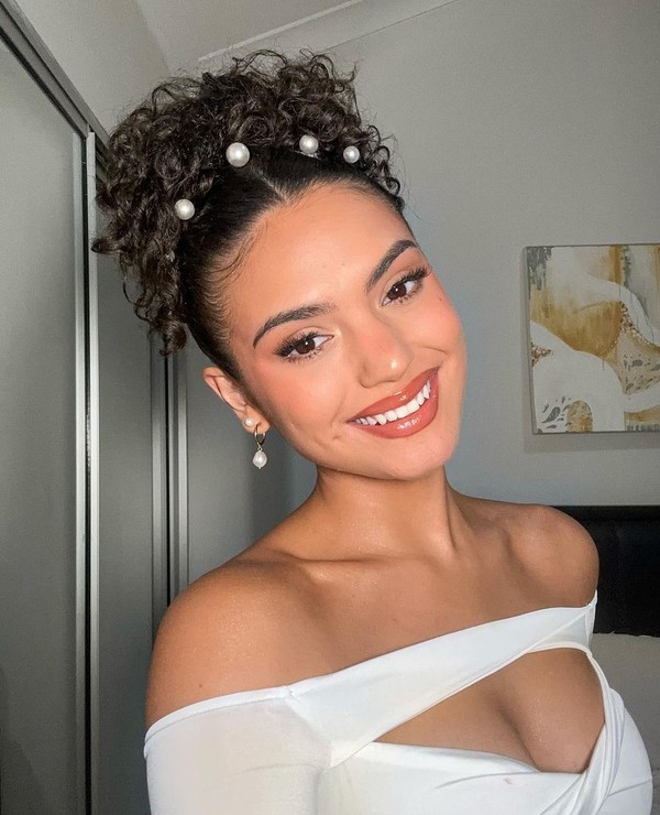 18 ideias de coques em cabelos cacheados e crespos para inspirar