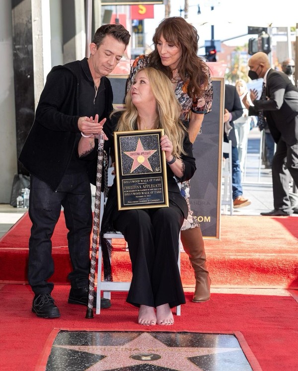 Com esclerose múltipla, Christina Applegate se emociona ao receber ...