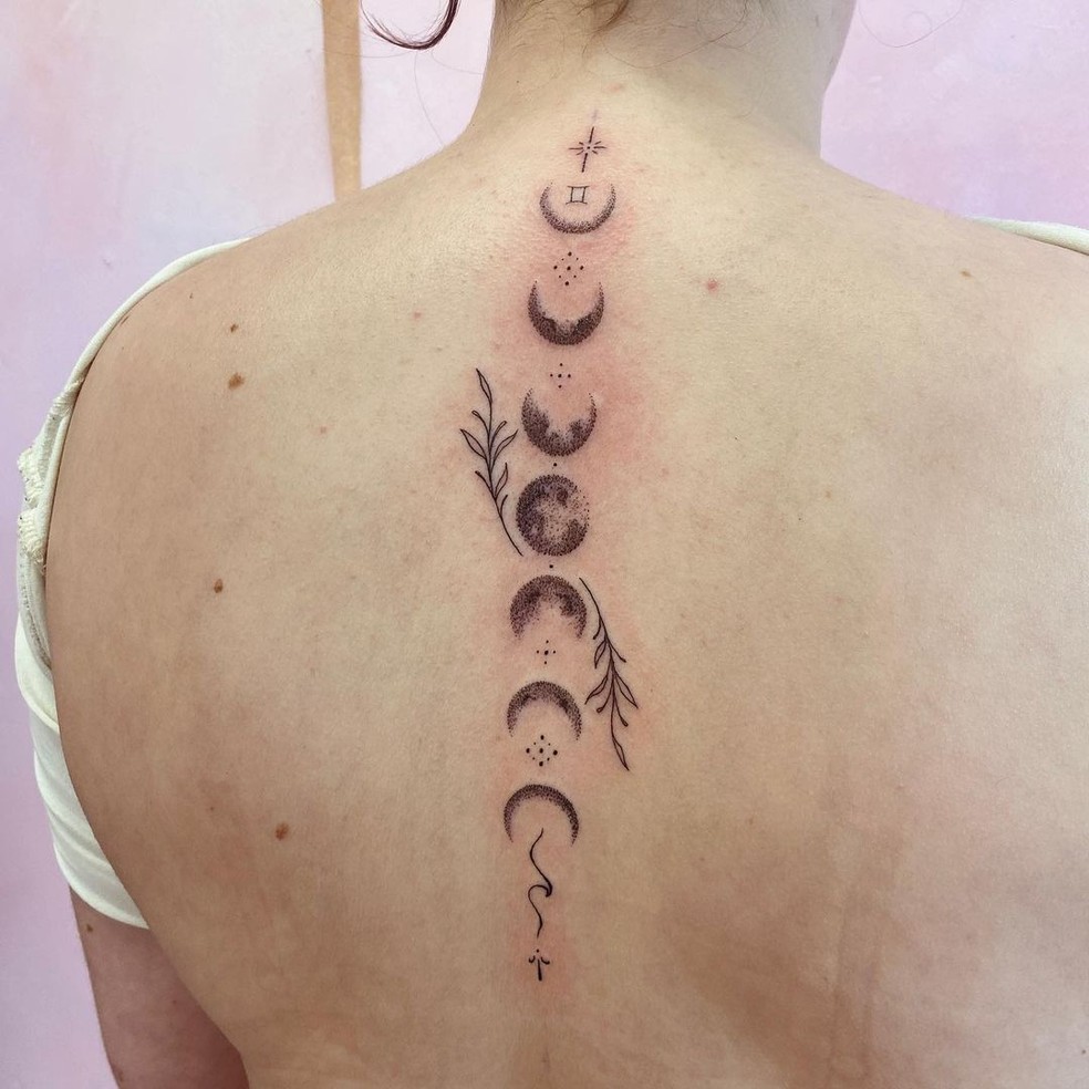 Tatuagem feminina nas costas com as fases da lua: inspire-se no poder ...