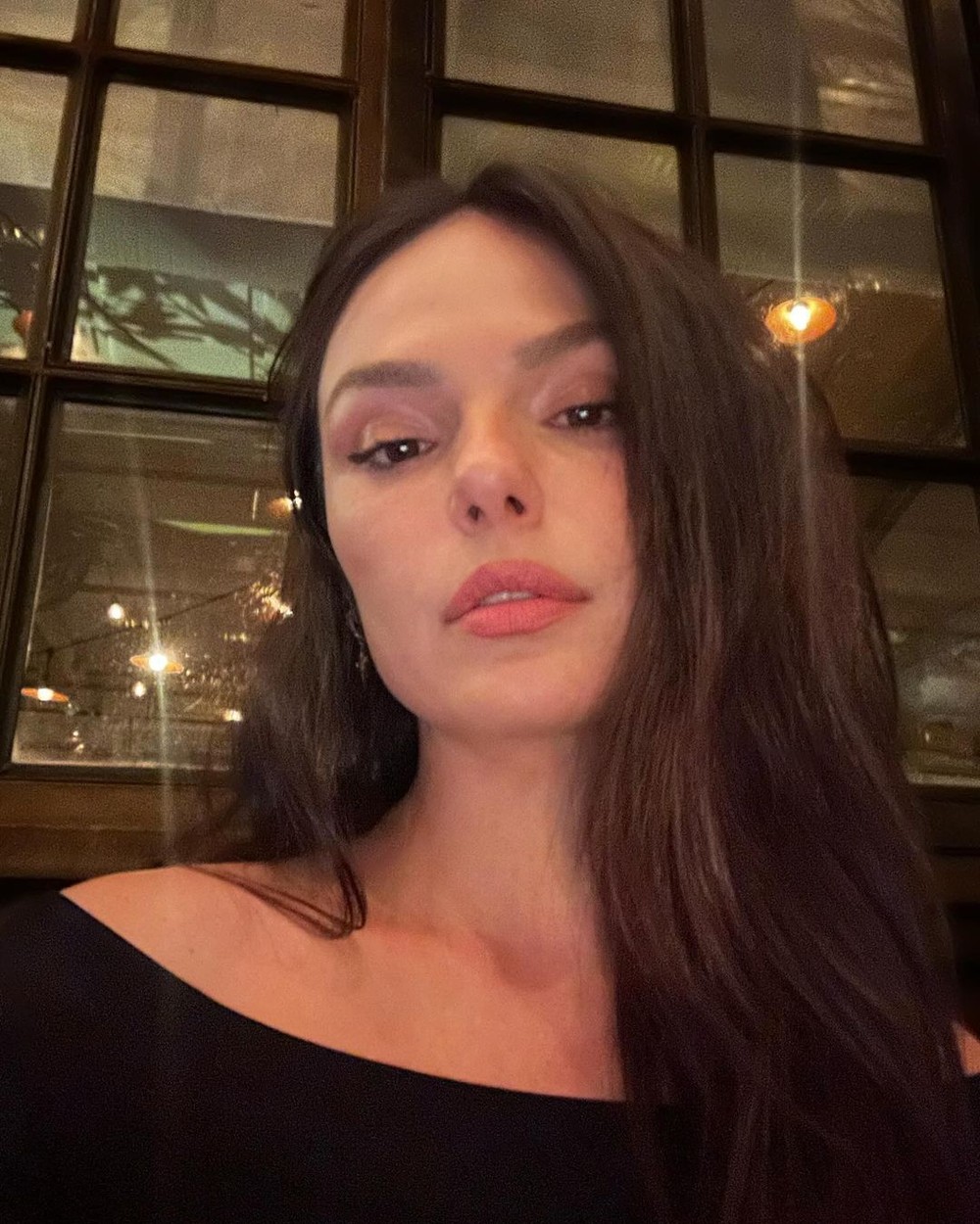 Isis Valverde posta detalhes de date romântico com Marcus Buaiz