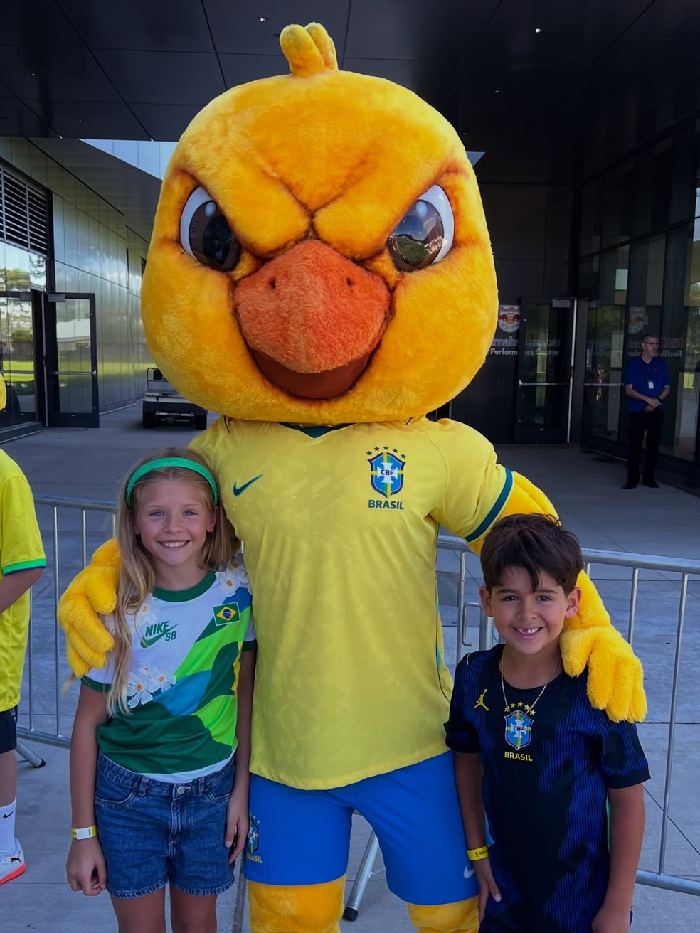 Mulher de Alisson, Natália Becker e os filhos assistem ao treino do ...