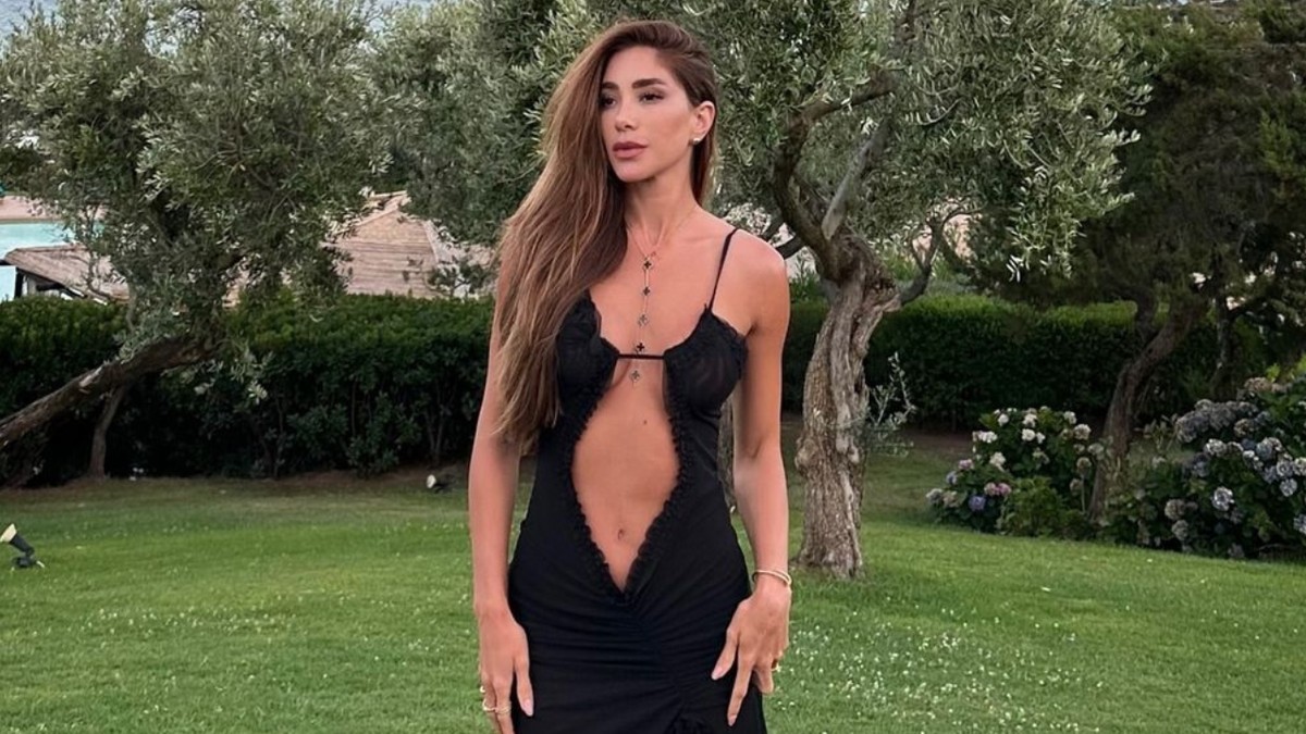 Romana Novais esbanja beleza na Itália com vestido decotado e colar grifado de R$ 29 mil