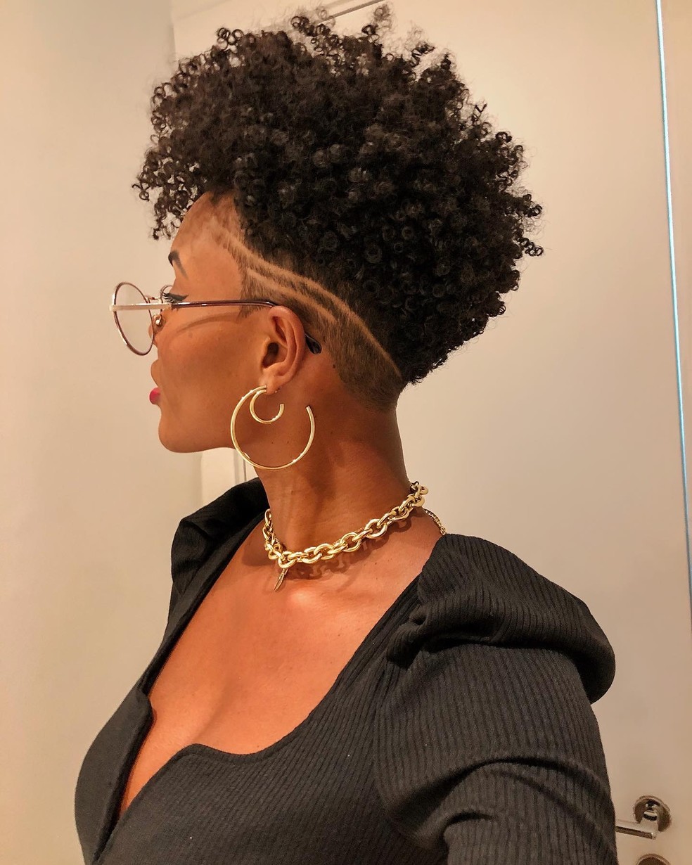 Cabelo crespo curto: cortes, cuidados essenciais e inspirações do estilo