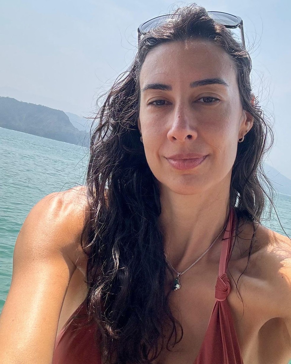 Sheilla Castro curte praia com as filhas: 'Água salgada cura tudo'