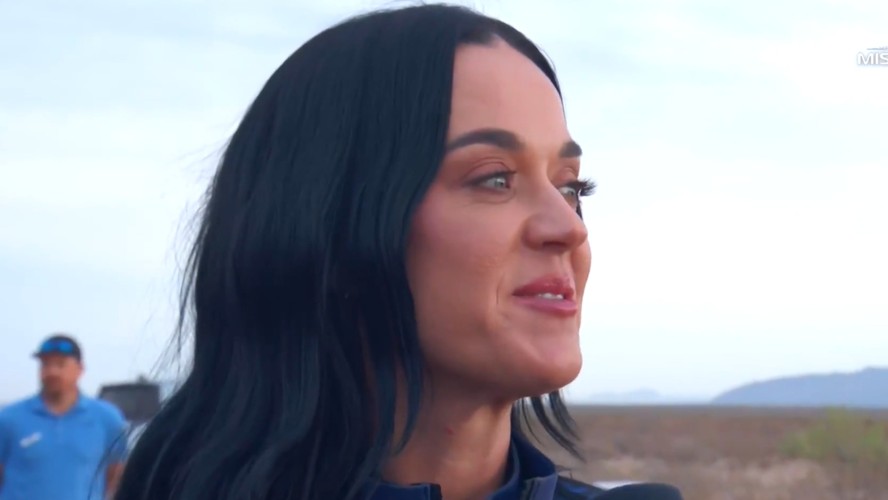Katy Perry canta 'What a Wonderful World' em viagem ao espaço e beija o ...