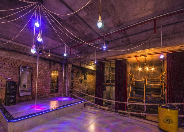 Quer se jogar no pole dance? 10 motéis com pole disponível no quarto ...