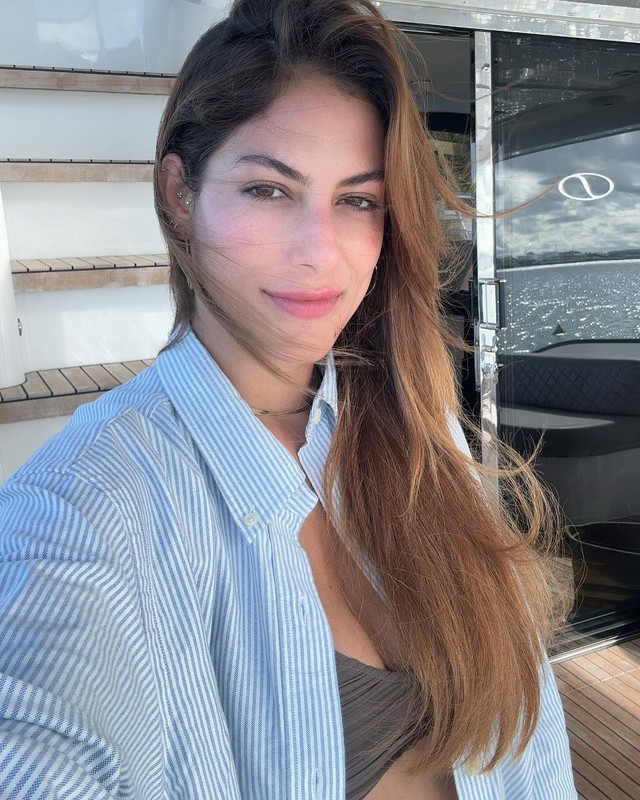 Mari Gonzalez posa de biquíni em passeio de barco em Salvador