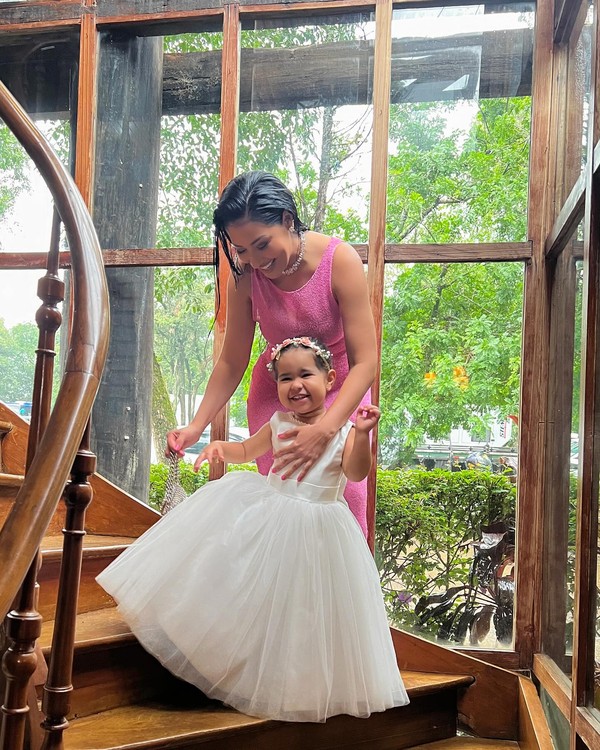 Simaria abre álbum de fotos do casamento do irmão e posa ao lado de Simone