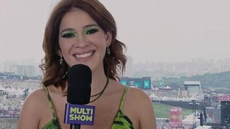 Ana Clara apresenta segundo dia de Lollapalooza com vestido de quase R$ 700