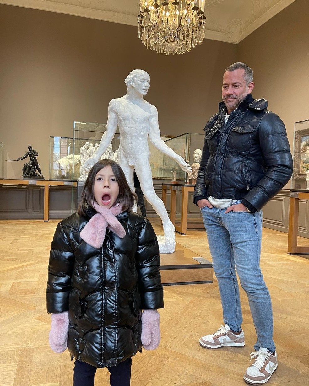 Kyra Gracie abre álbum de fotos com a família em Paris: 'Está demais'