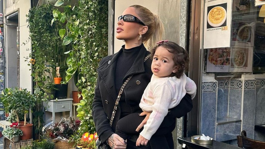 Karoline Lima exibe passeio com Cecília e look da modelo chama a ...