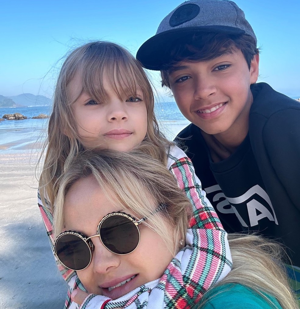 Eliana curte dia de piscina com a filha e registro encanta seguidores ...