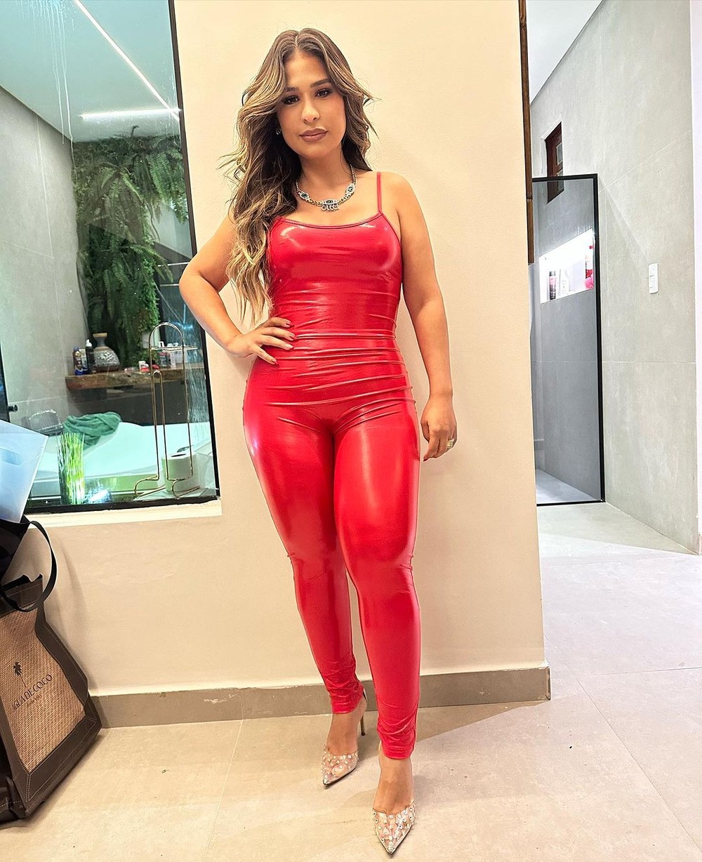 Simone Mendes surge poderosa em look de vinil e famosas exaltam beleza da cantora: 'Gata'