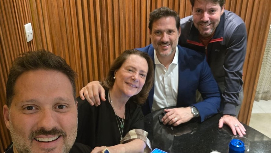Elizabeth Savala reúne os três filhos com galã dos anos 80 em foto ...
