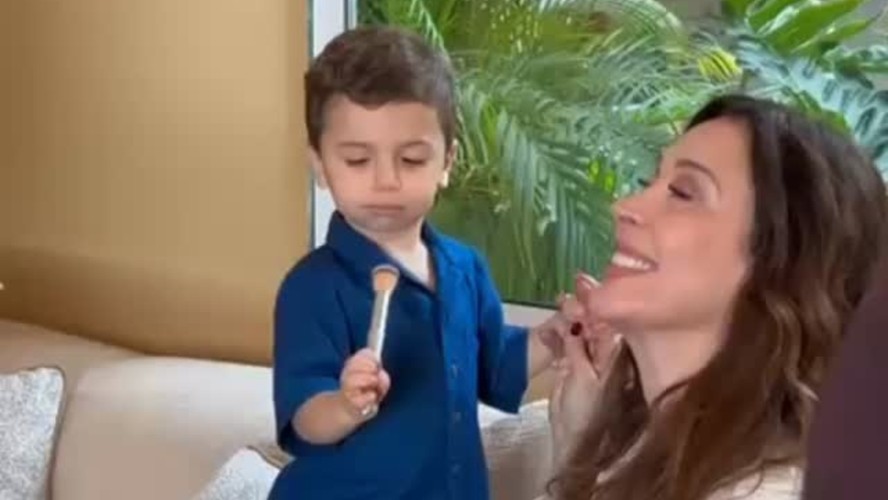 Claudia Raia é maquiada pelo caçula antes de gravação