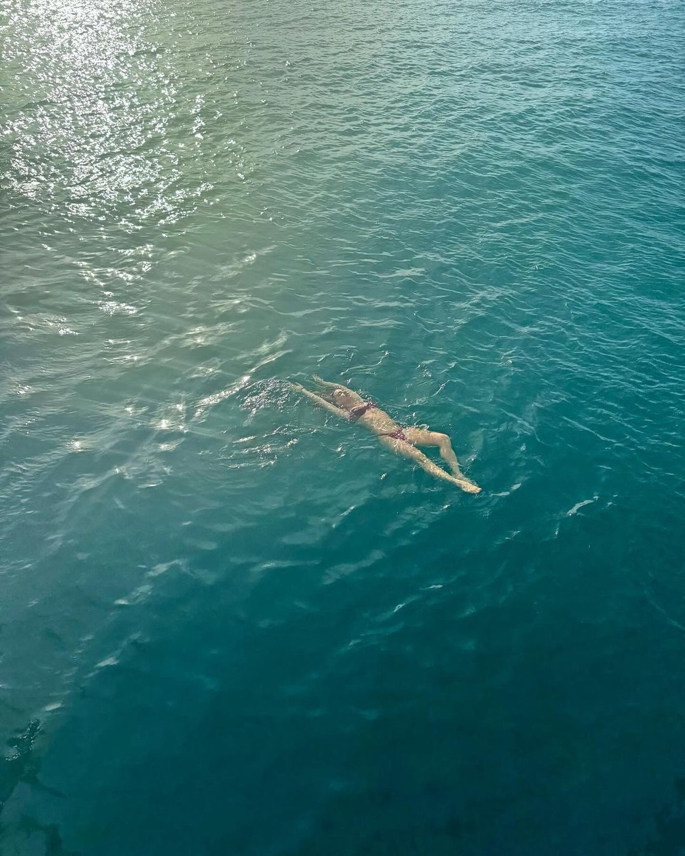 Alice Wegmann abre álbum das primeiras semanas de janeiro com fotos de biquíni e treinos