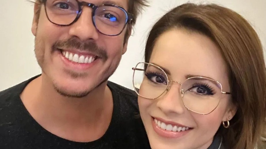 Sandy surge loira e vestida de noiva ao lado de Porchat nos bastidores ...