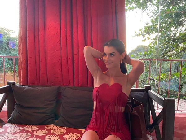 Alinne Moraes encanta ao posar com look vermelho: 'Zerou a vida com essa beleza'