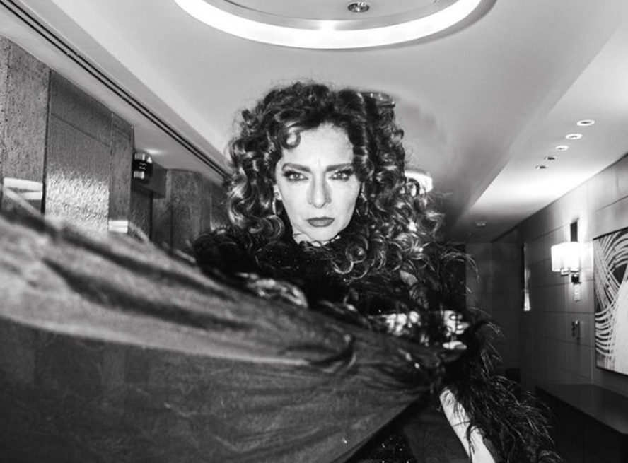 Claudia Ohana leva web à loucura ao se fantasiar de 'versão moderna de ...