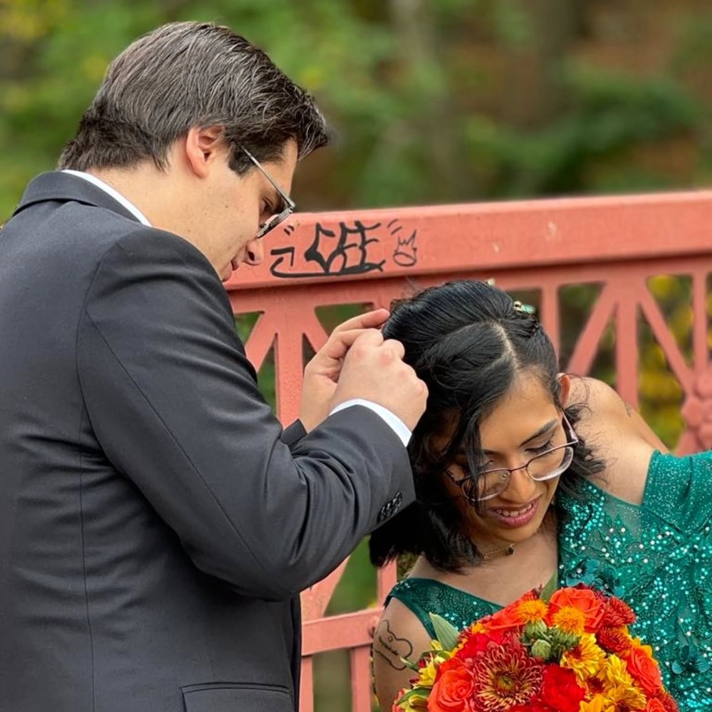 Gêmea siamesa Carmen Andrade oficializa casamento com namorado e irmã ...