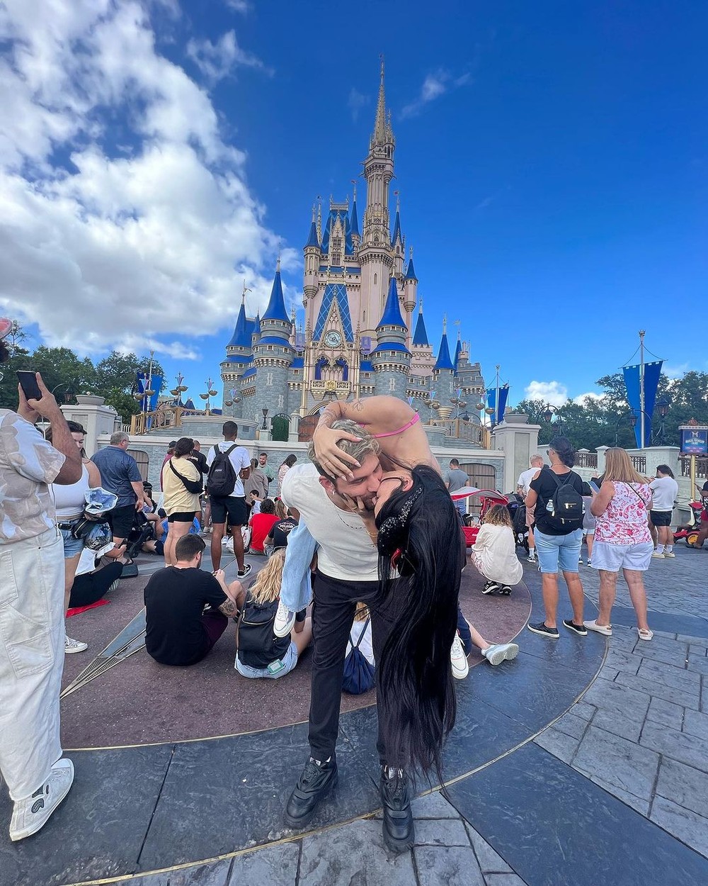 Após reatar namoro, Ana Castela posa com Gustavo Mioto na Disney: 'Bem ...