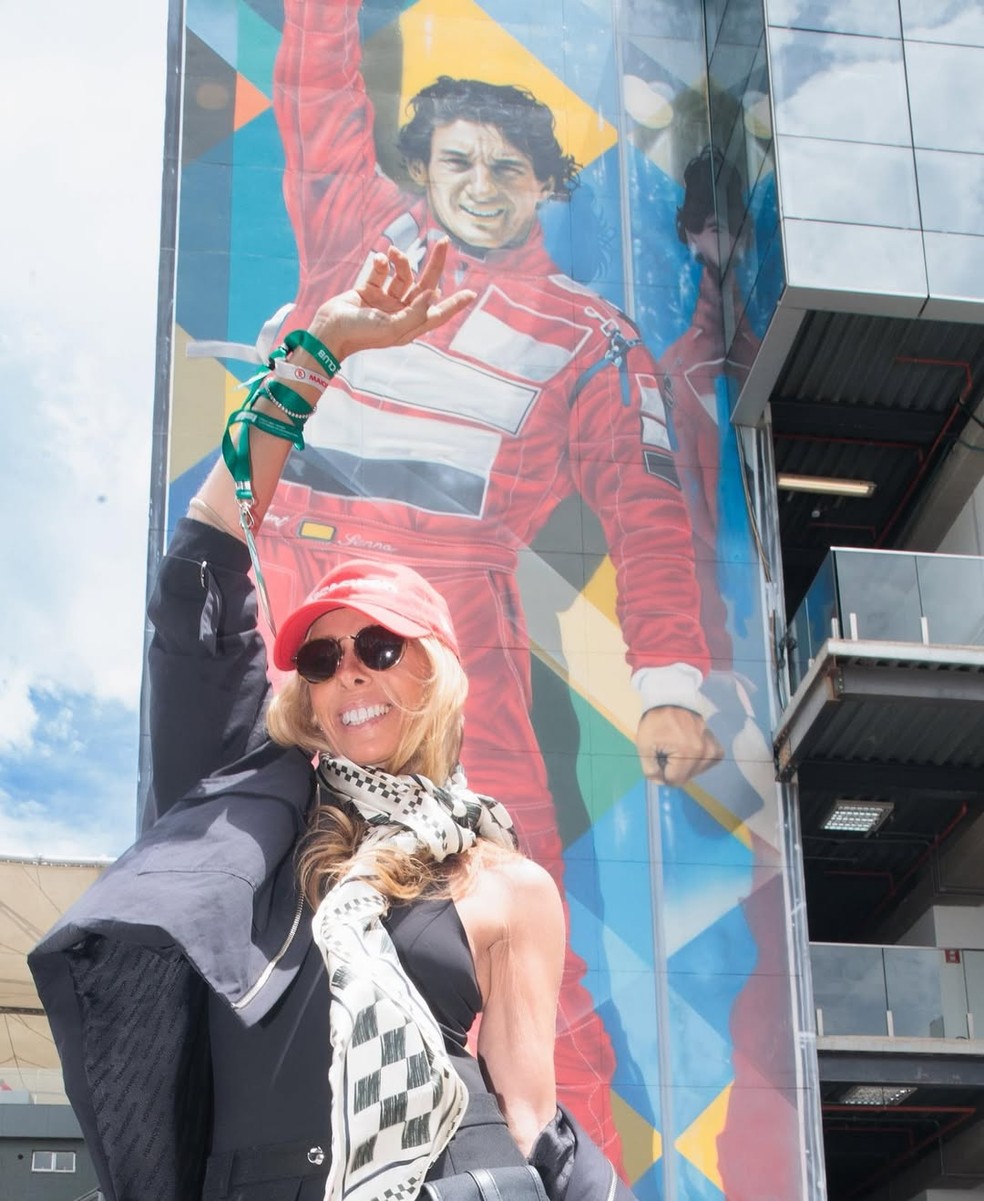 Adriane Galisteu posa em frente à pintura de Senna em Interlagos ...