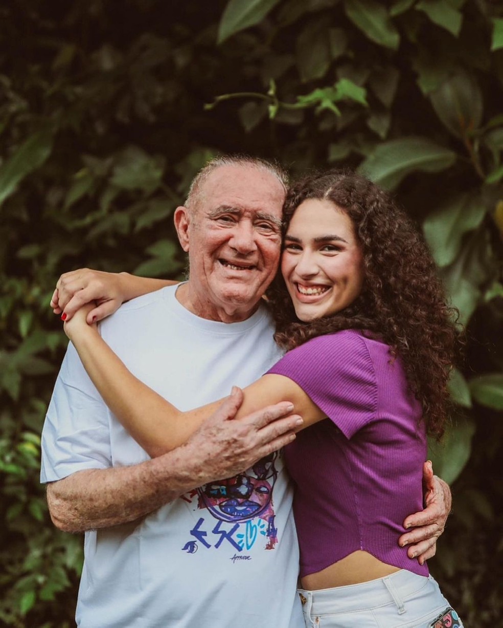 Lívian Aragão faz homenagem ao pai: 'Sempre será meu herói'