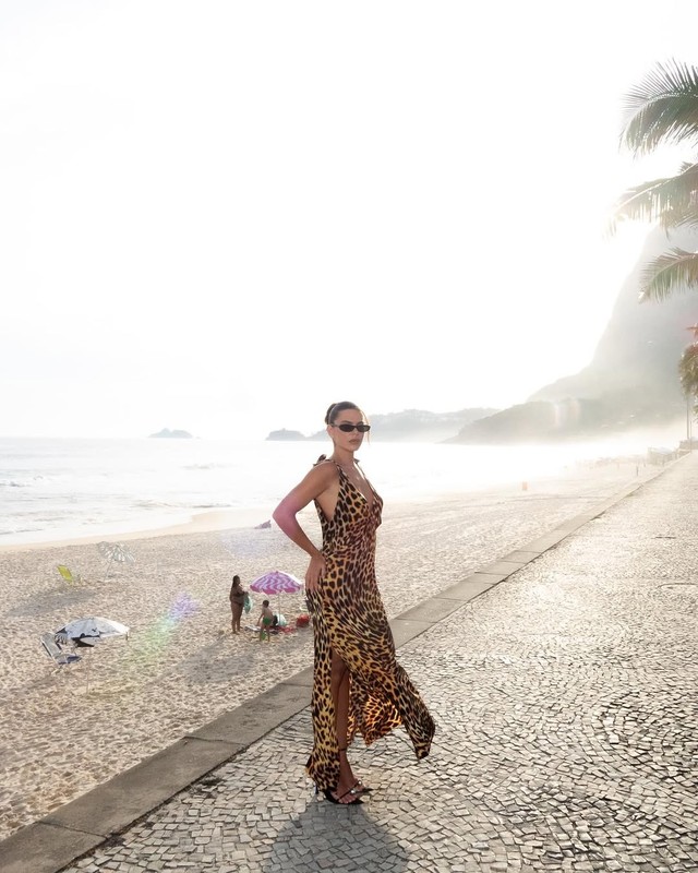 De vestido decotado de oncinha, Mariana Goldfarb posa na orla do Rio ...