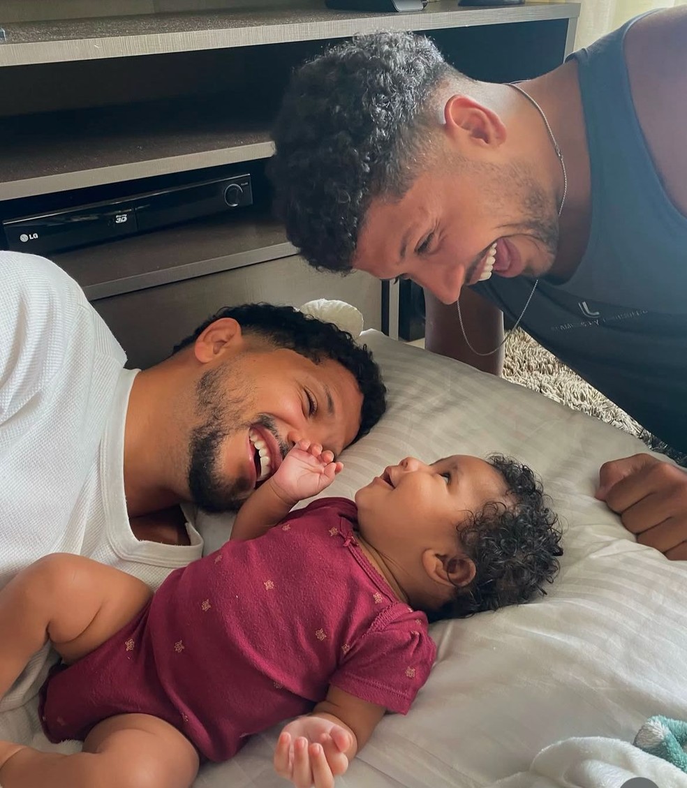 Yan, irmão gêmeo de Yuri Lima, posa com Nala e web se diverte: 'Quem é o papai?'