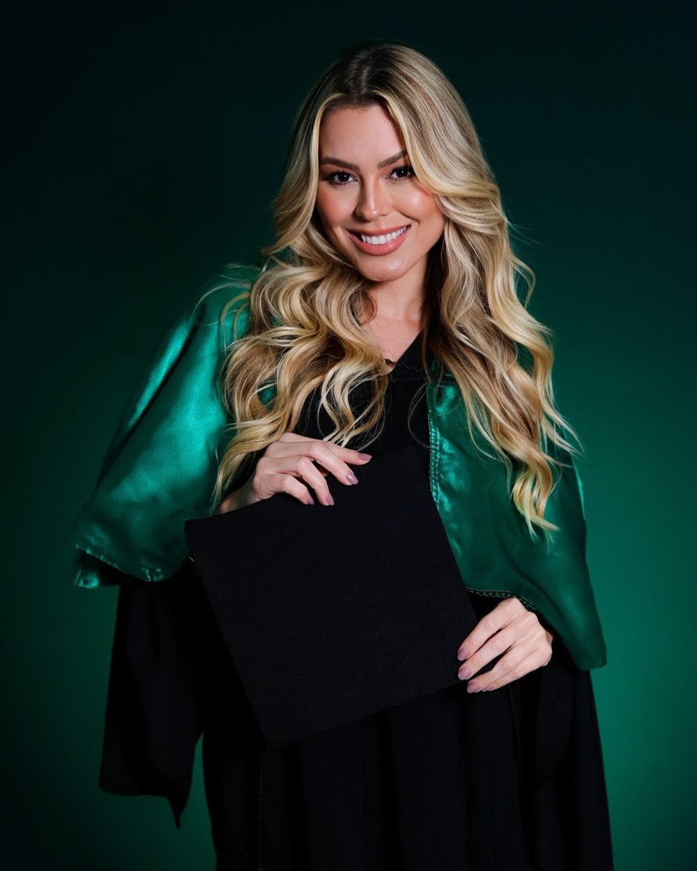 Ex-BBB Isabella Cecchi agradece apoio do marido após se formar em ...