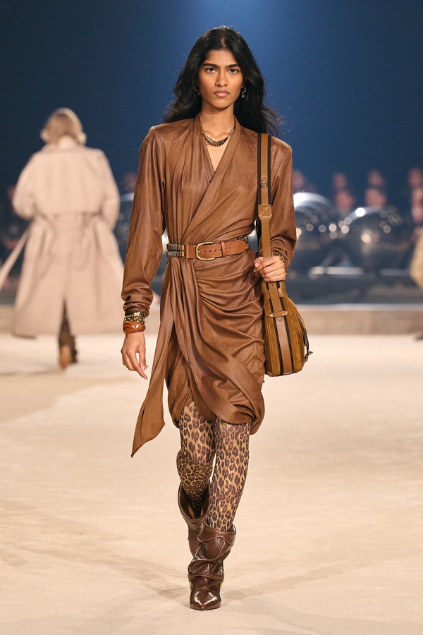 'Mocha mousse': como apostar na cor Pantone 2025 para elevar seus looks