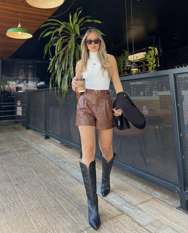 Invista no couro! 24 looks com short de couro para ir além da jaqueta e ...